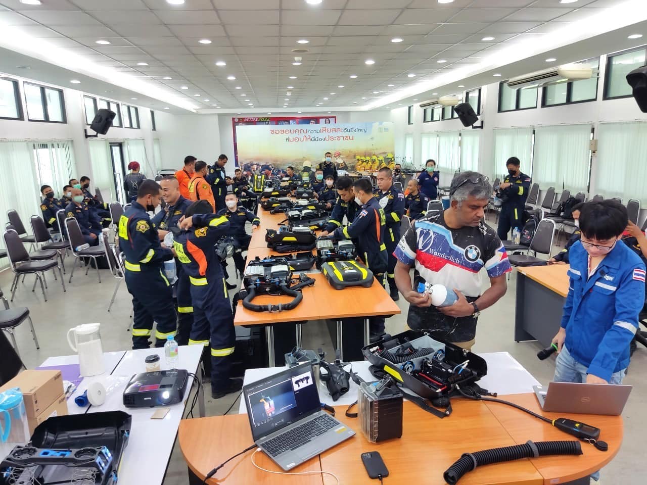 ภาพบรรยากาศการฝึกอบรม วันที่ 2 การใช้งานของชุดเครื่องช่วยหายใจ แบบระบบปิด ยี่ห้อ Draeger รุ่น BG ...